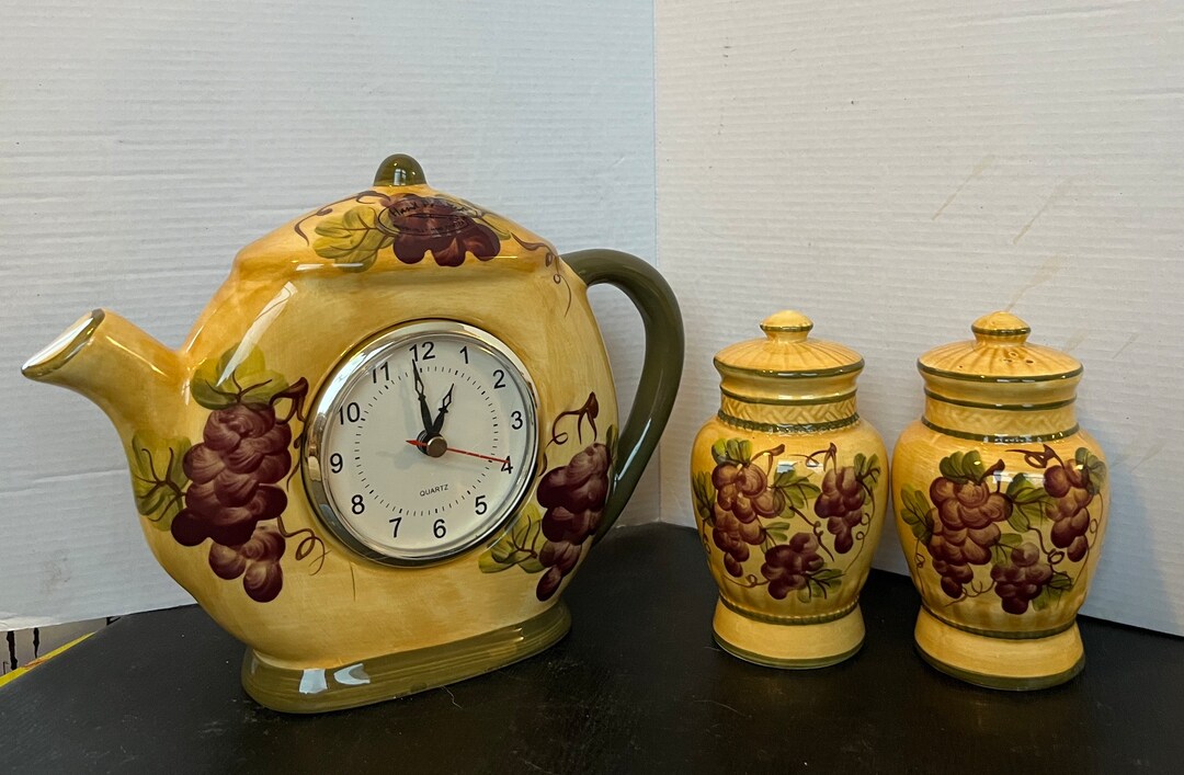 Vintage Collectible Quartz Working Clock With Matching S&P Set Hand ...