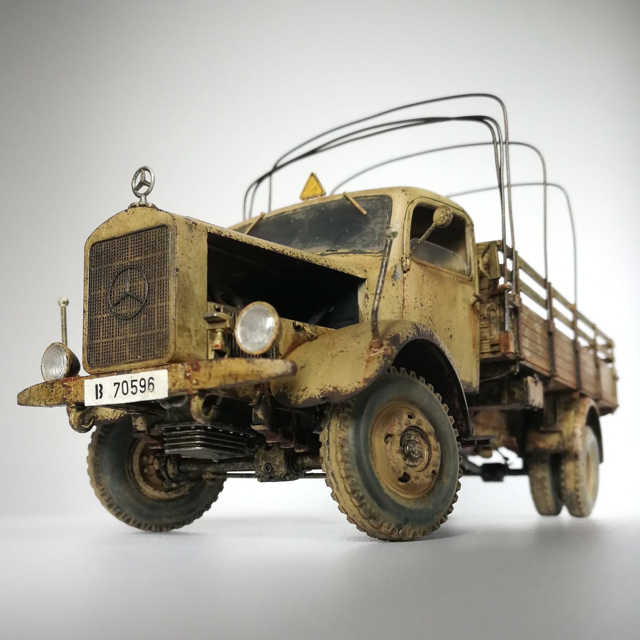 Camión alemán Mercedes-Benz L4500 A en servicio en el Reino de Bulgaria ...