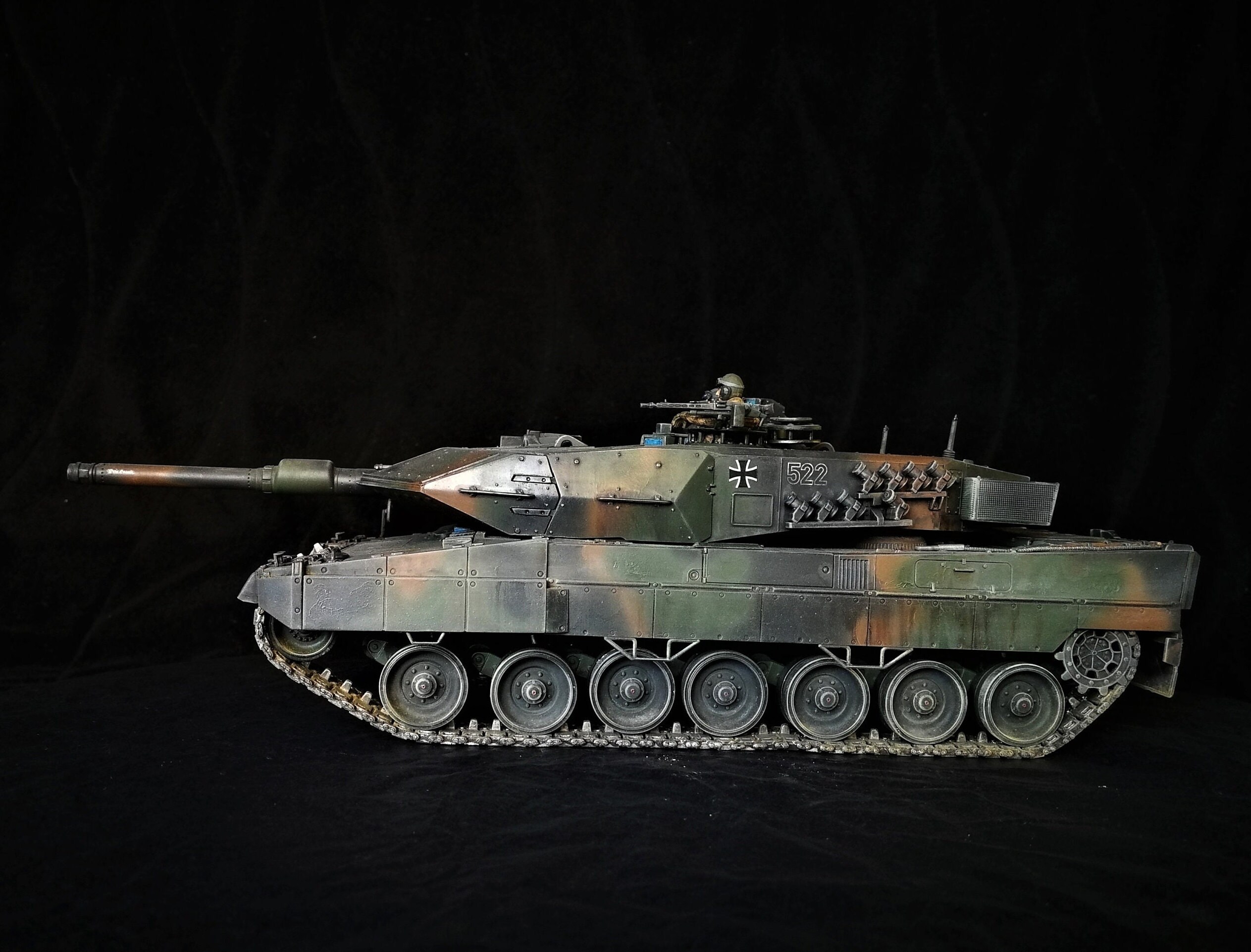 German Main Battle Tank Leopard 2A5 W/t 3 Figures. Military Model ...