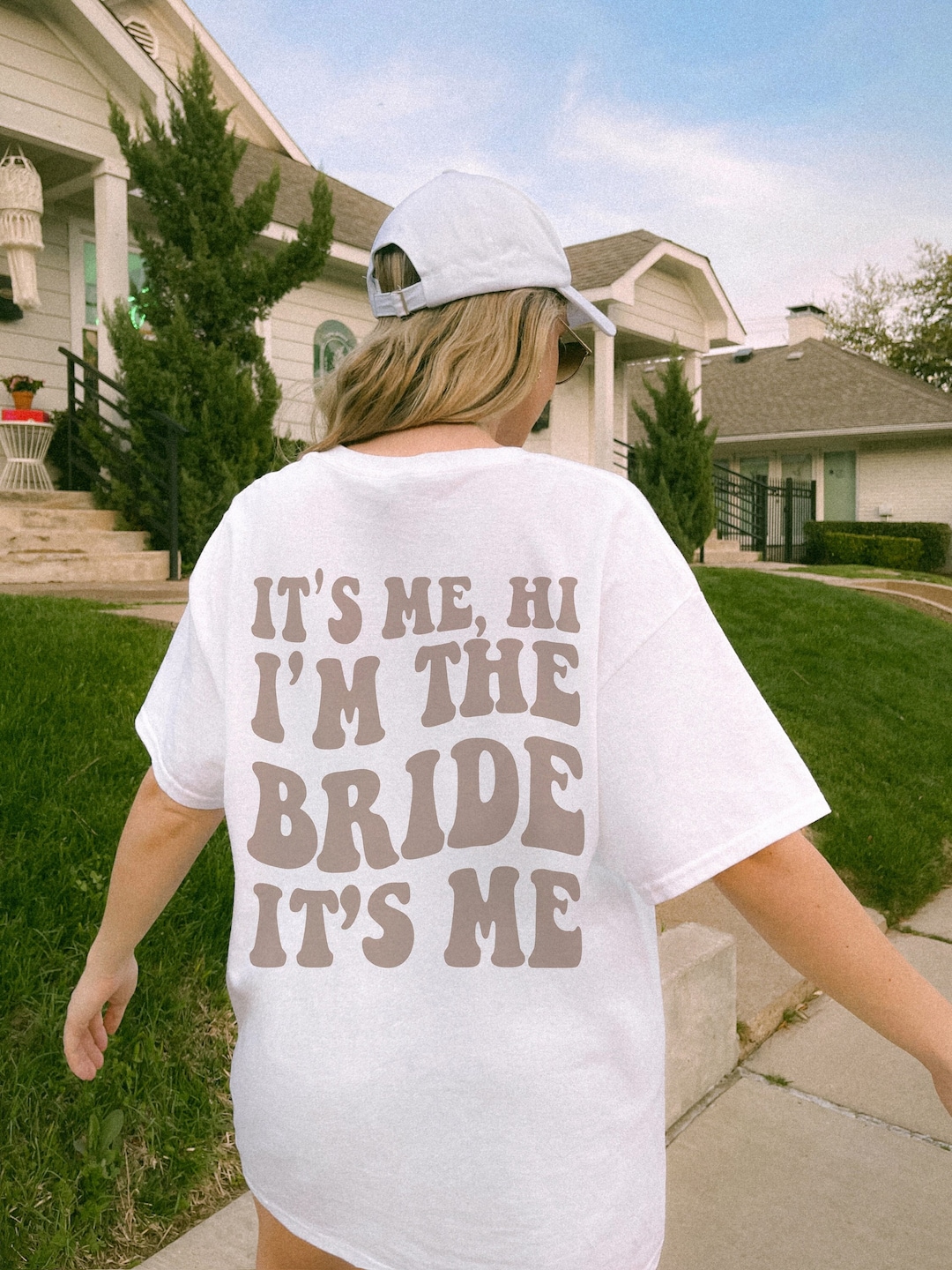 It's Me Hi, I'm the Bride, It's Me, Retro Bride Shirt, Trendy Aesthetic ...