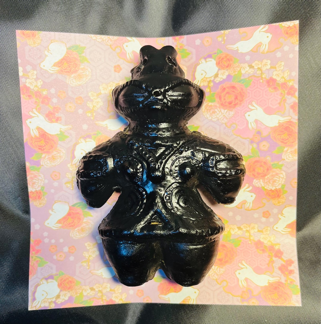 Japanese Jomon Era Female Figurine - A Dogu That Brings Good Luck ...