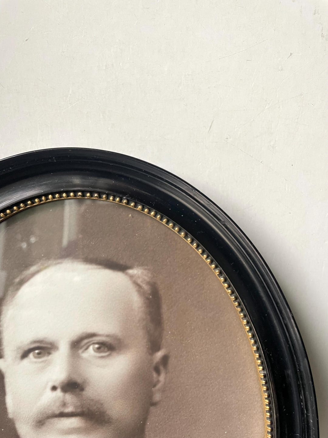Antique Wooden Black Oval Picture Frame With Pearl Gilded Border 31 Cm ...