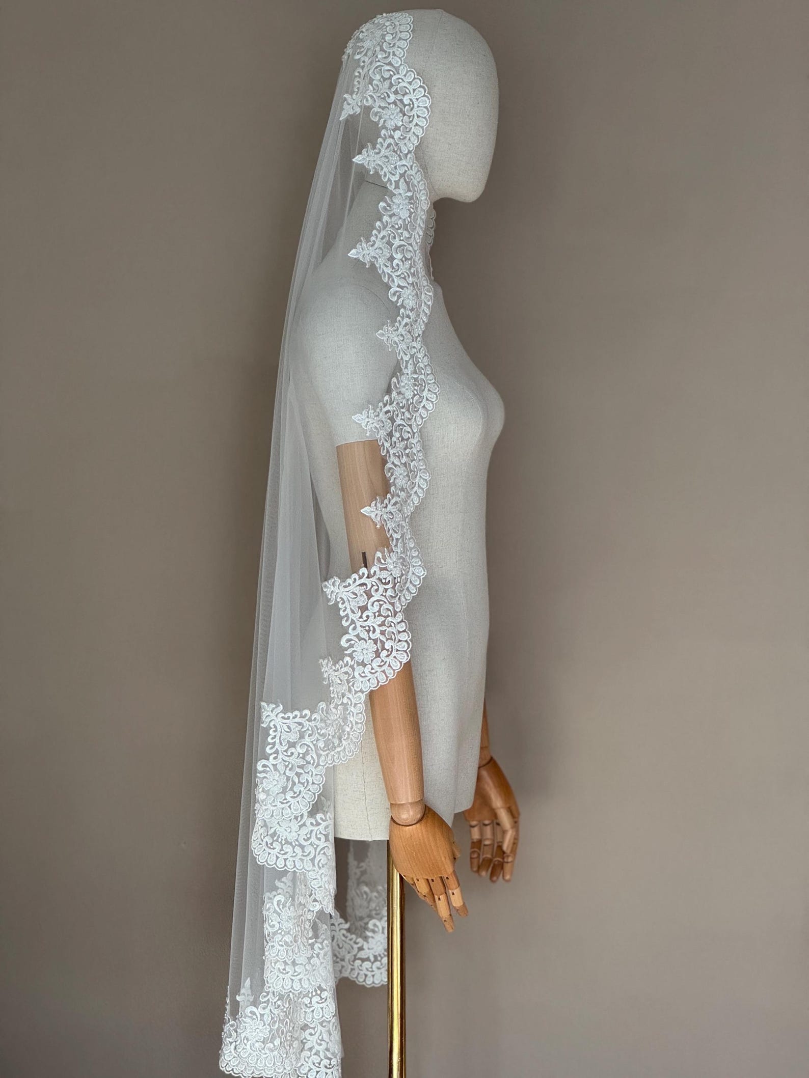 Mantilla Lace Veil Ivory, Fingertip Wedding Veil, Lace Edge Bridal Veil ...