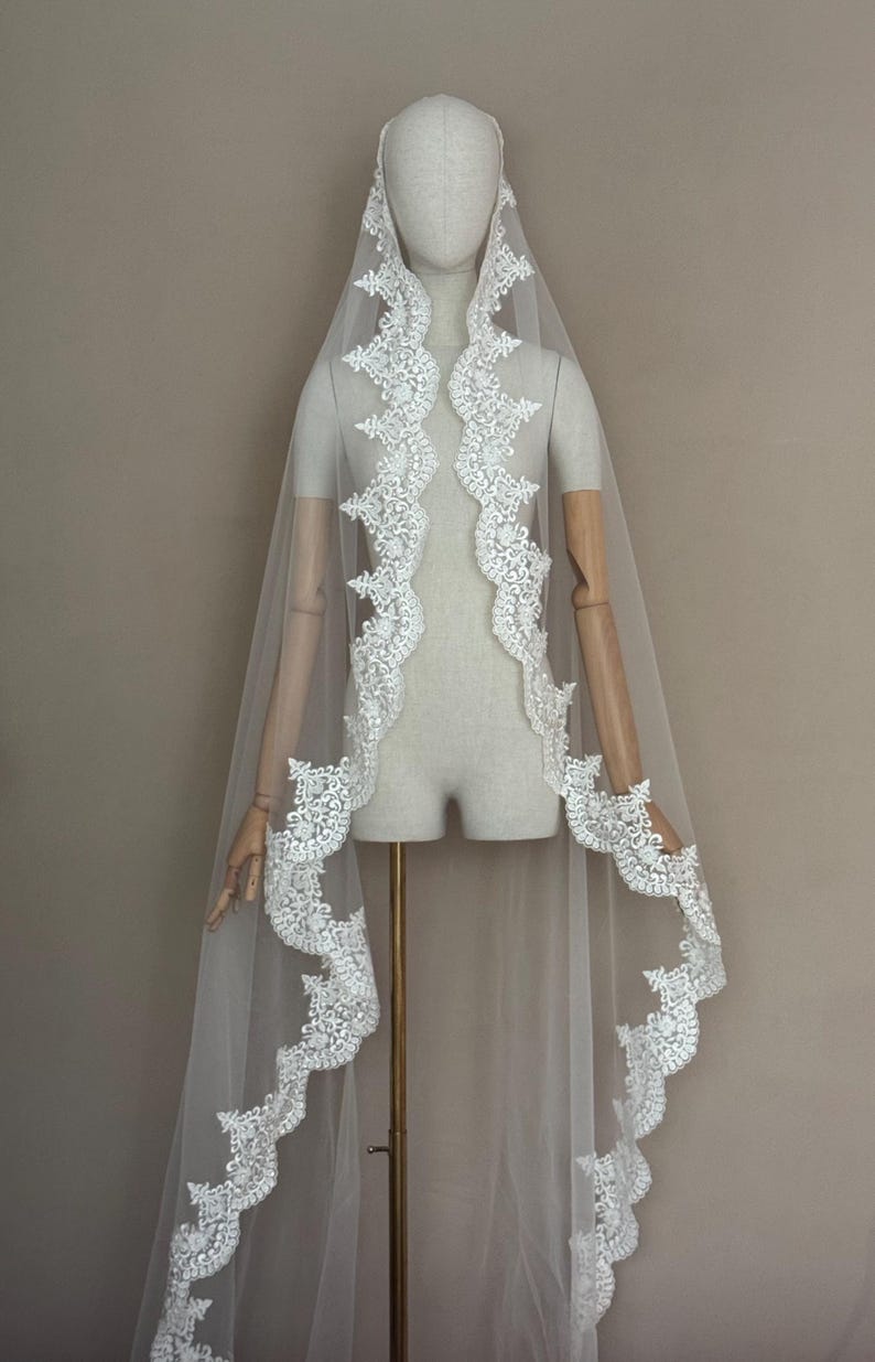 Mantilla Lace Veil Ivory, Fingertip Wedding Veil, Lace Edge Bridal Veil ...