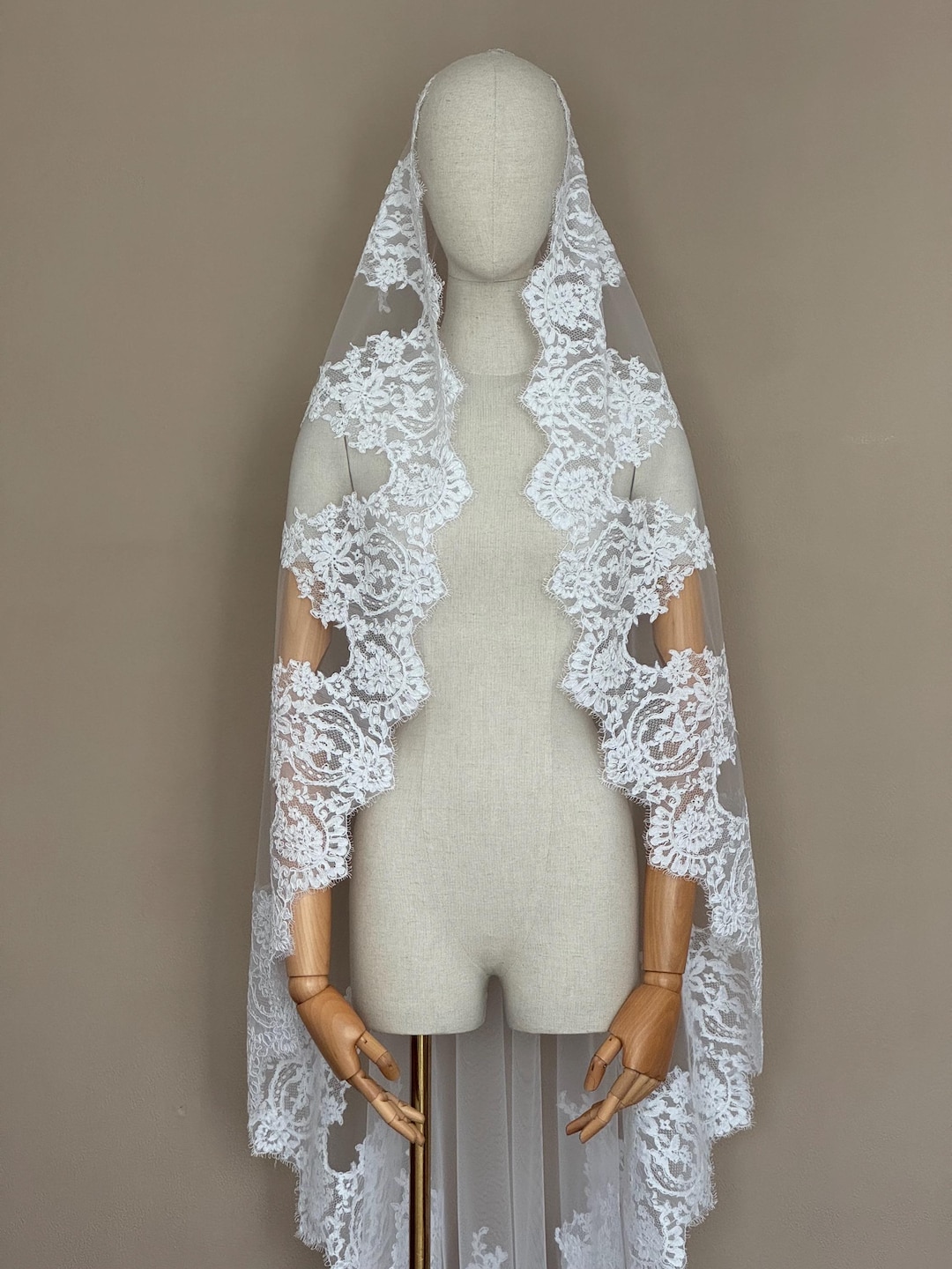Chantilly Mantilla Veil With Floral Lace, Bridal Mantilla Veil ...