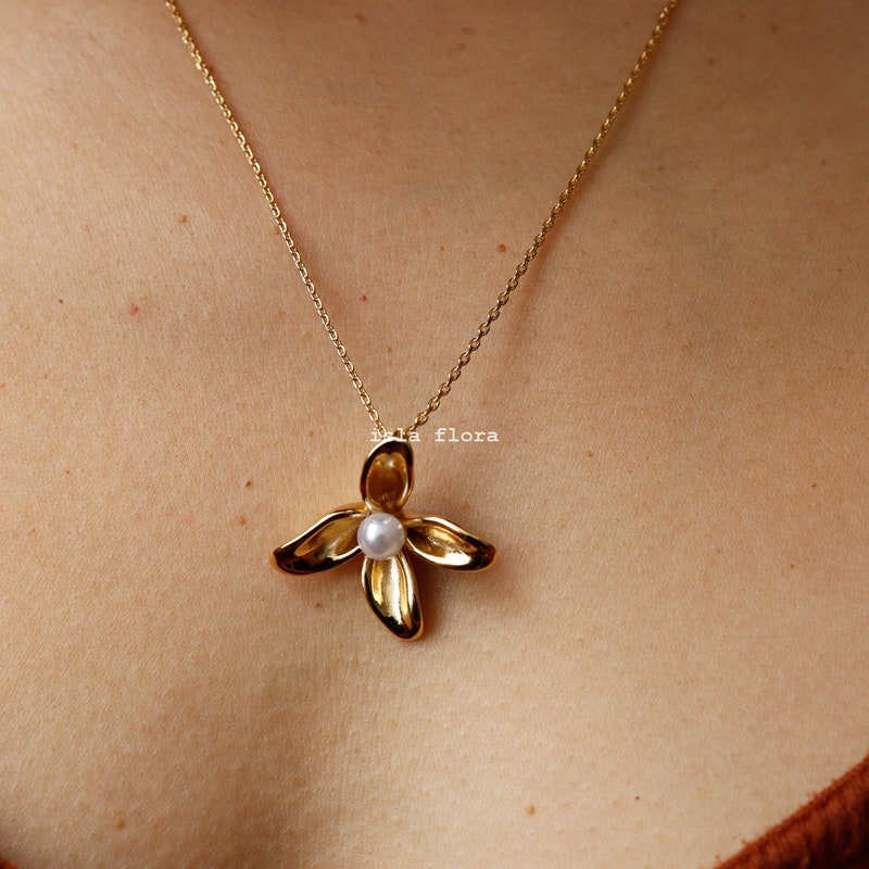 Flower Pendant Necklace - Etsy