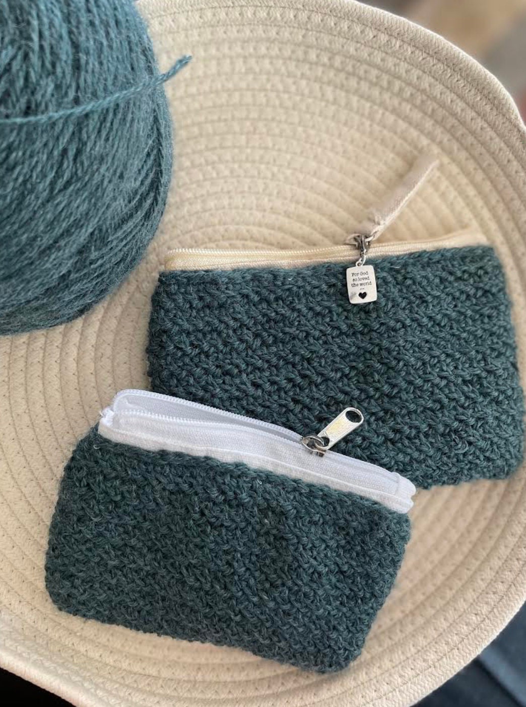 No Sew Crochet Zipper Pouch Pattern // Crochet Travel Bag Pattern ...