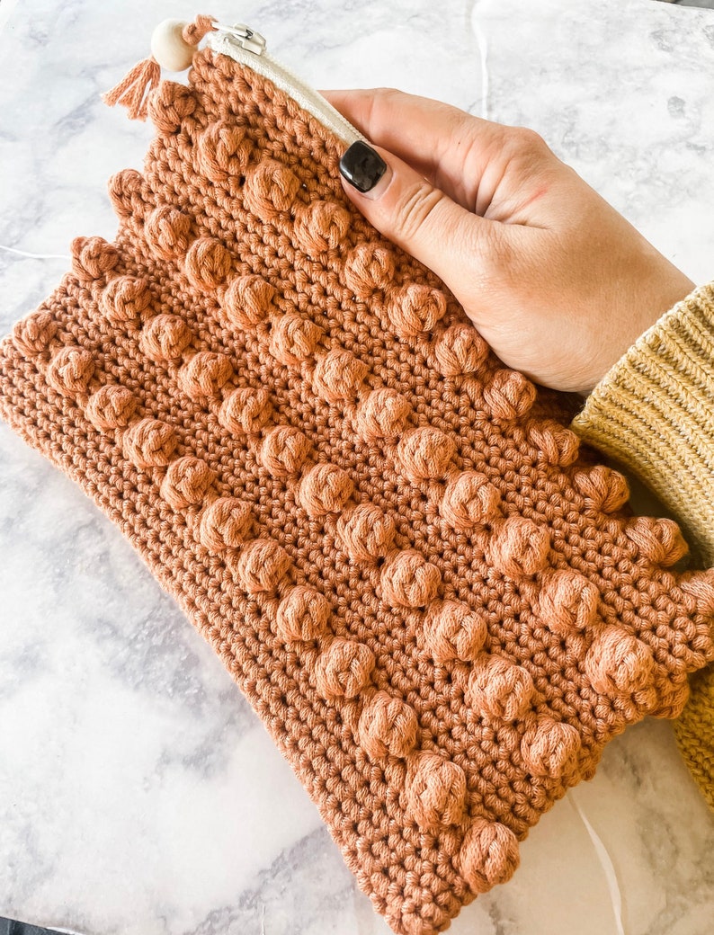 No Sew Crochet Zipper Pouch Pattern // Easy Crochet Travel Bag Pattern ...