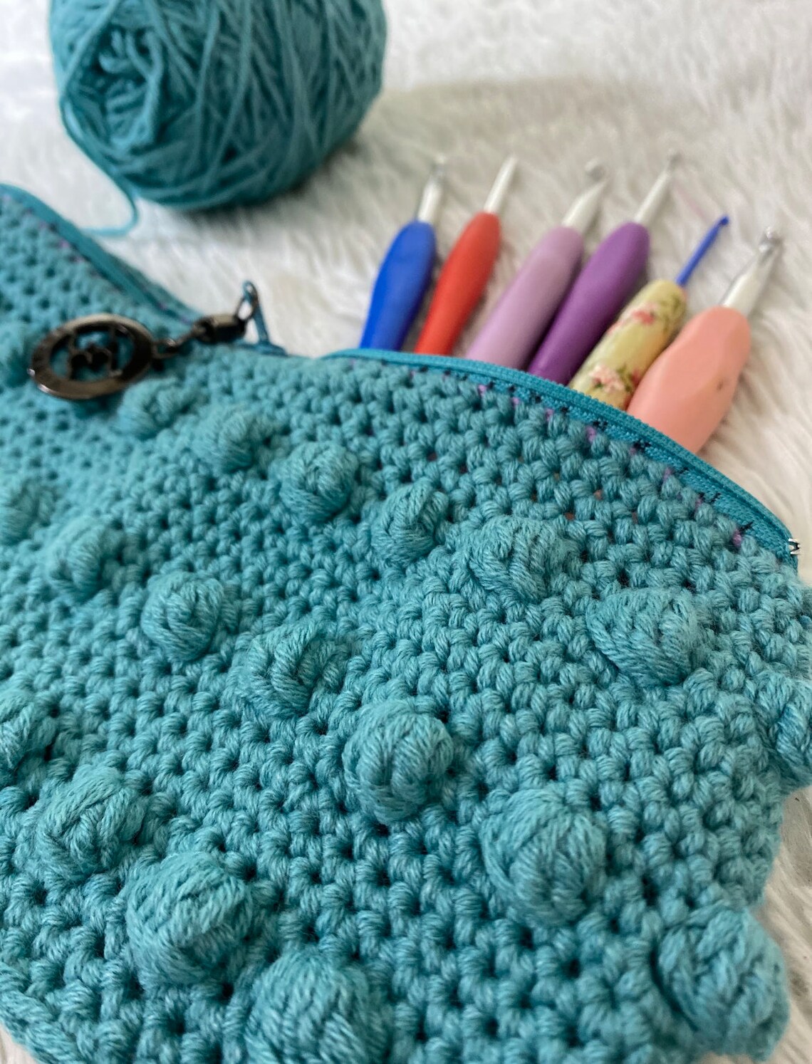 No Sew Crochet Zipper Pouch Pattern // Easy Crochet Travel Bag Pattern ...