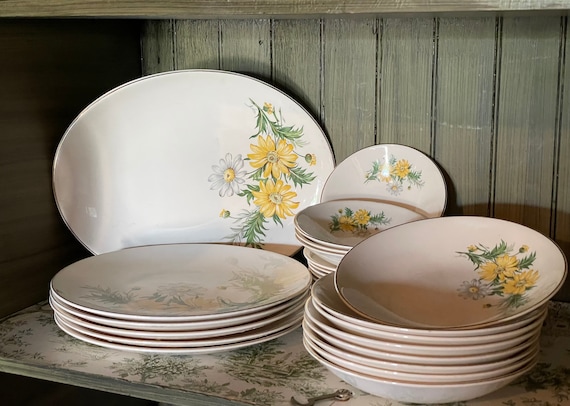 Home & Living Yellow & White Flower Pattern Dinnerware Gold Trim Mid ...