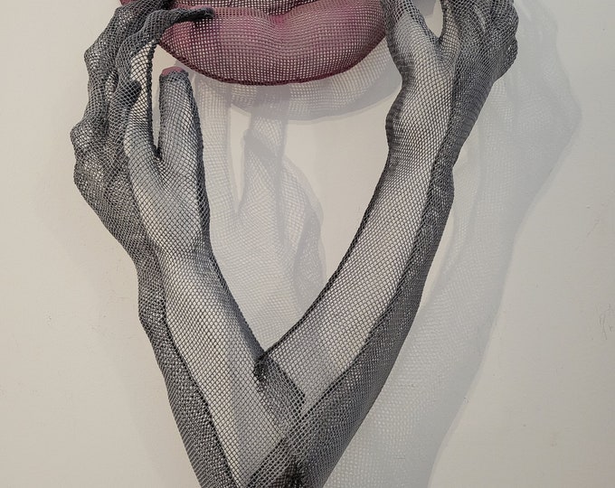 3D Wire Iron Mesh Hands Holding Lips Sculpture, Hands Sculpture, Lips ...