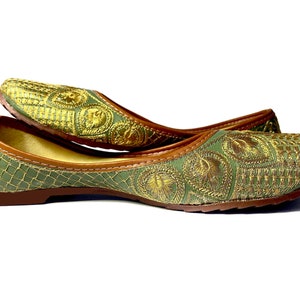 Golden Thread Embroidered Jutti, Ethnic Fashion, Traditional Indian ...