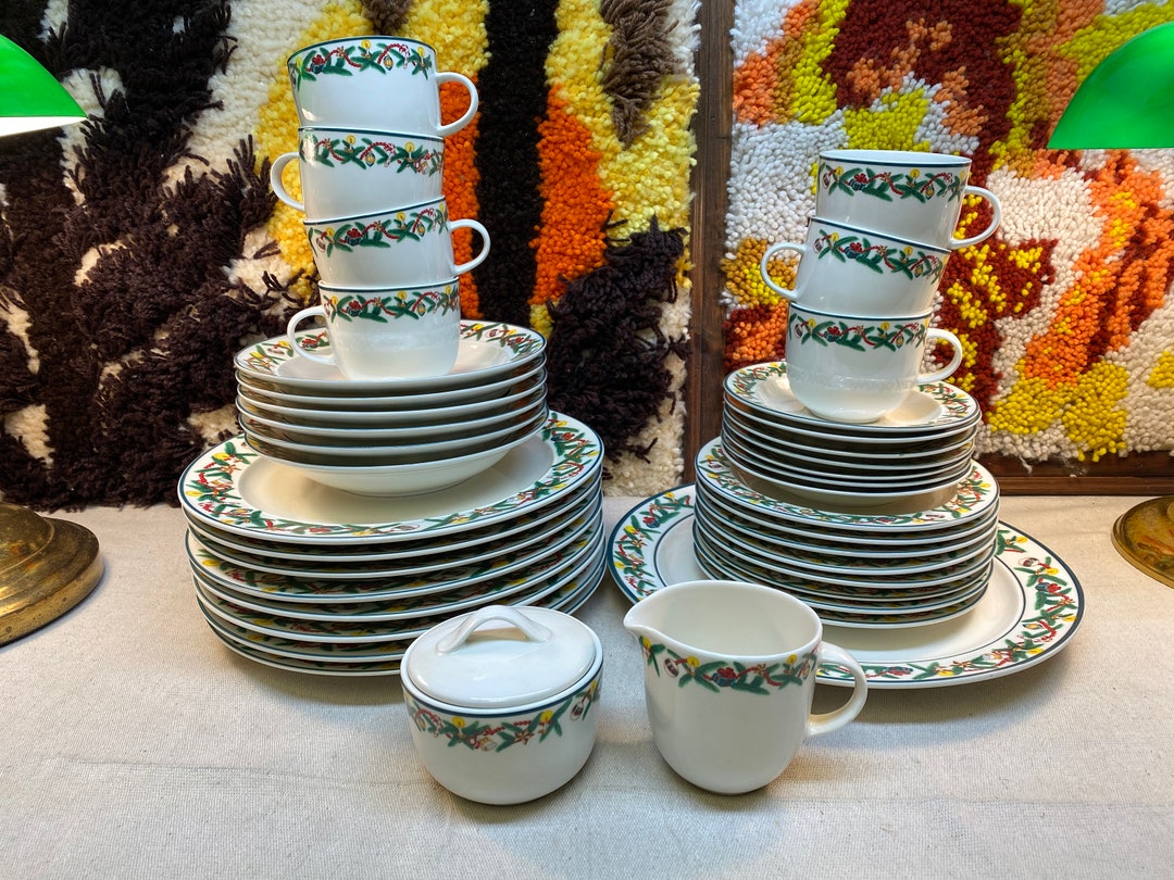 Vintage 39 Piece Majesticware by Sakura Stoneware China Christmas Cheer ...
