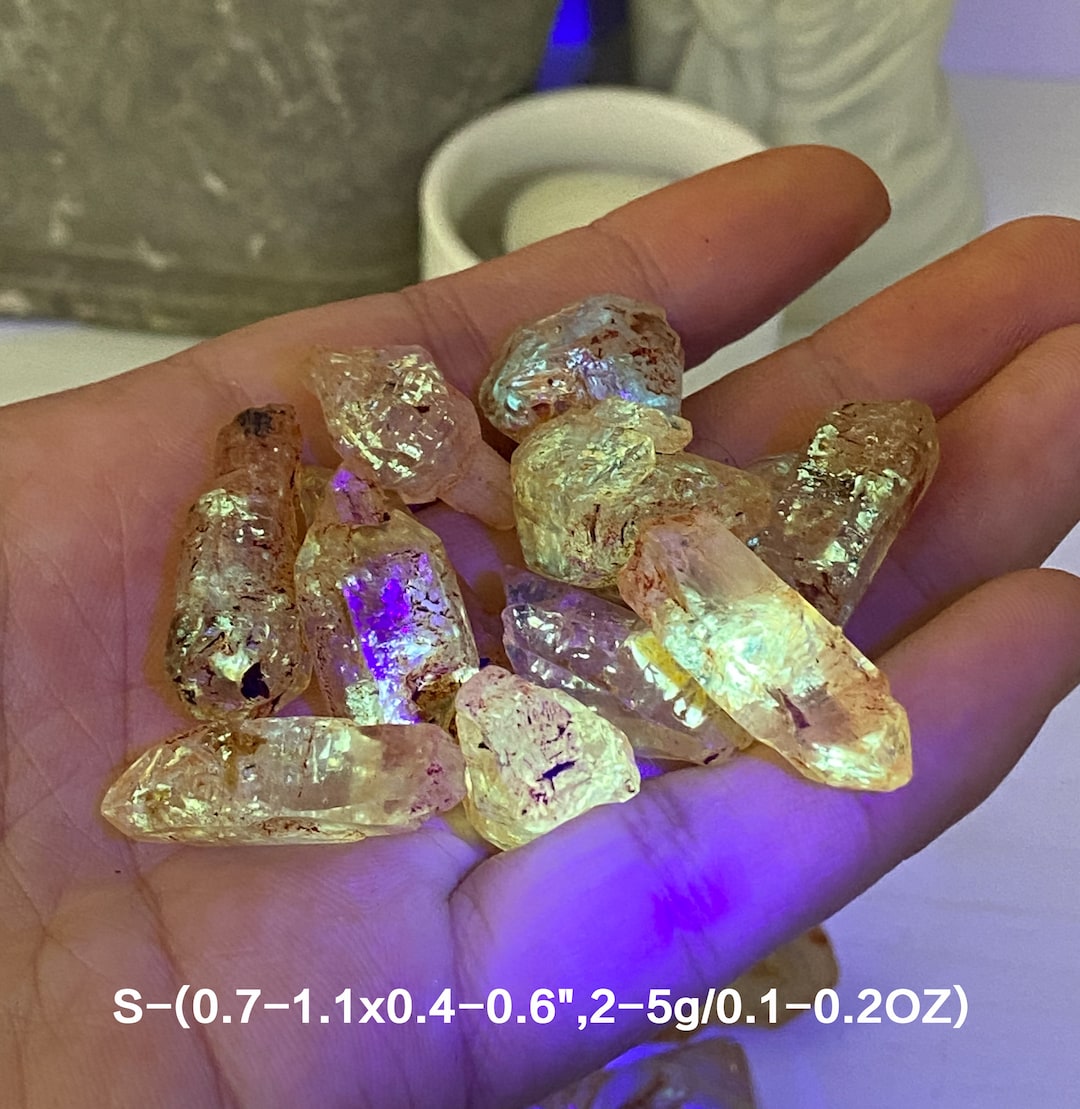 UV Reactive Oil Petroleum Quartz Raw Crystal Point , Petroleum Quartz ...