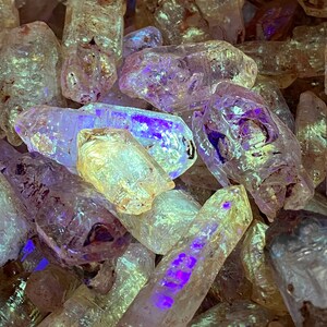 UV Reactive Oil Petroleum Quartz Raw Crystal Point , Petroleum Quartz ...