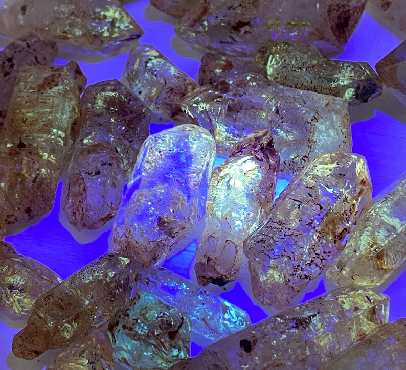 UV Reactive Oil Petroleum Quartz Raw Crystal Point , Petroleum Quartz ...