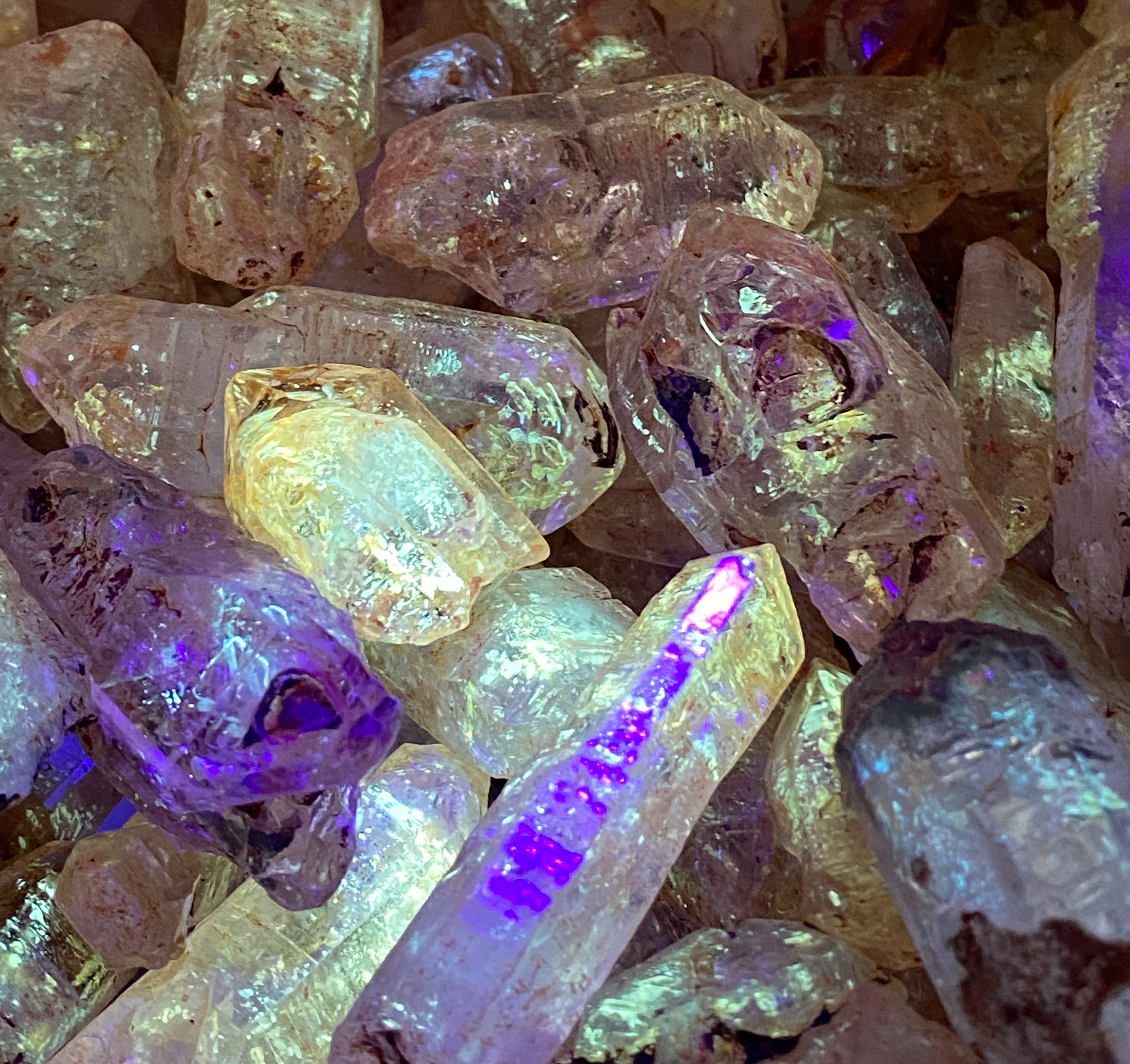 UV Reactive Oil Petroleum Quartz Raw Crystal Point , Petroleum Quartz ...
