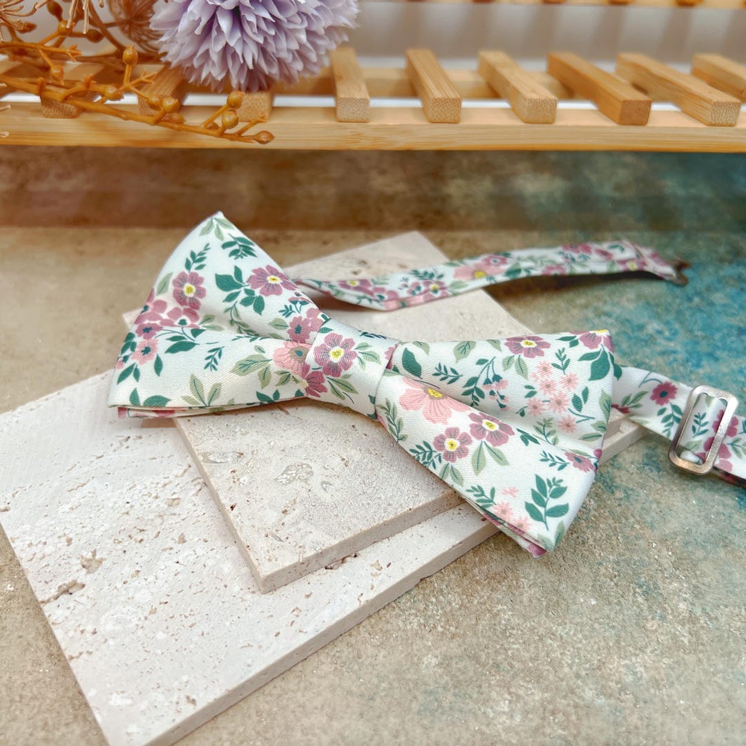 Muted Blush Pink & Dusty Rose Floral Bow Tie on Ecru Background ...