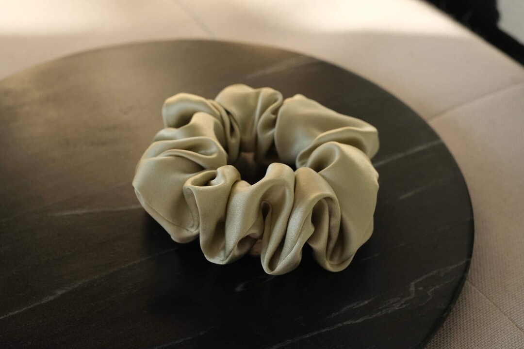 Echtes Seiden Scrunchie in Pistazie - Etsy Österreich