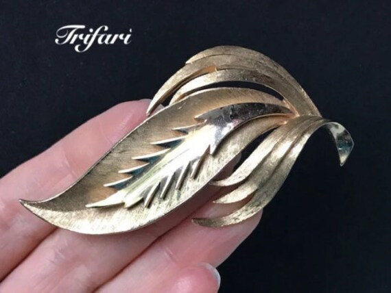 Trifari vintage texture leaf brooch, trifari vintage … - Gem