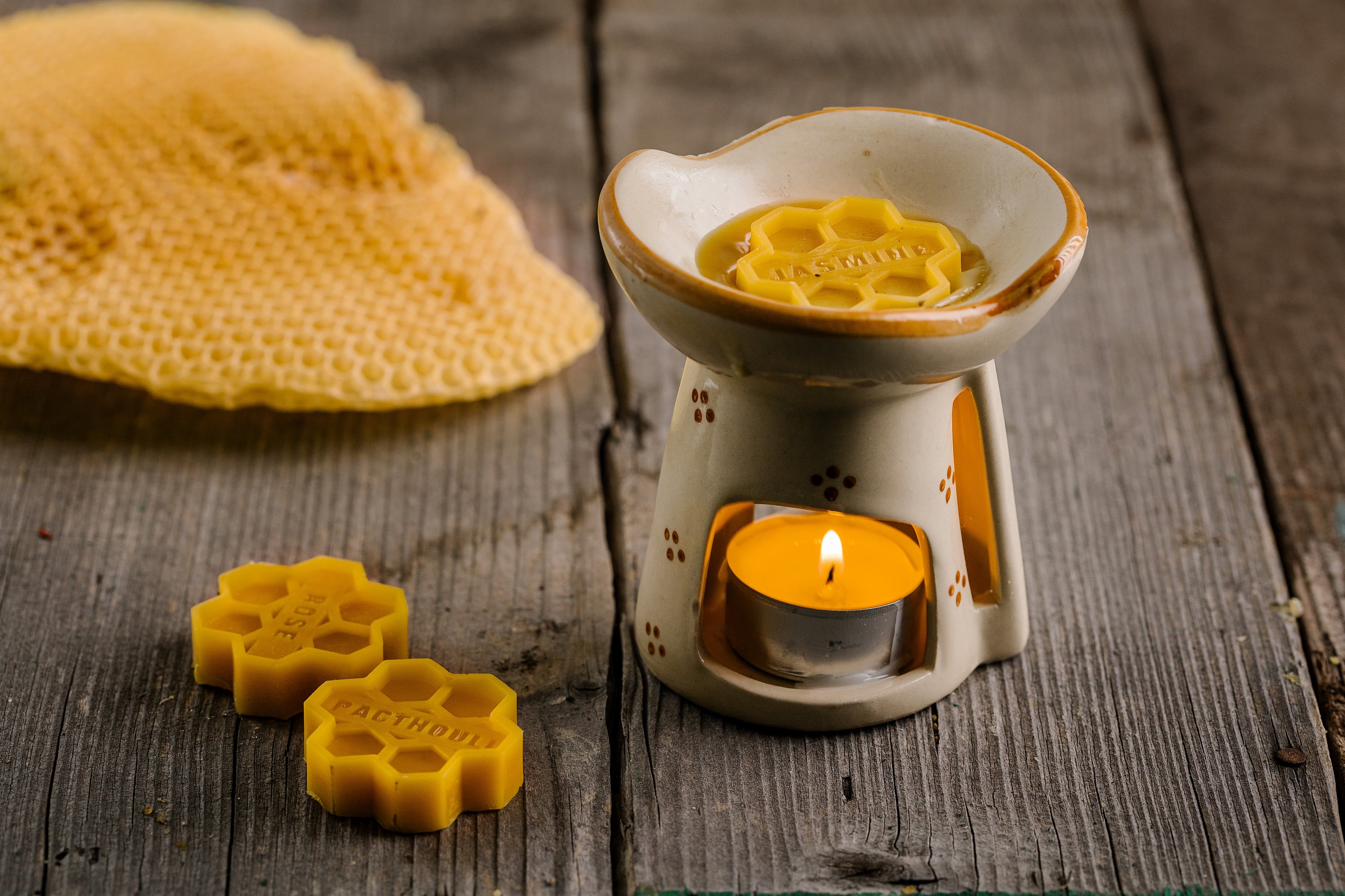 La cera de abeja orgánica se derrite, aceites esenciales naturales ...