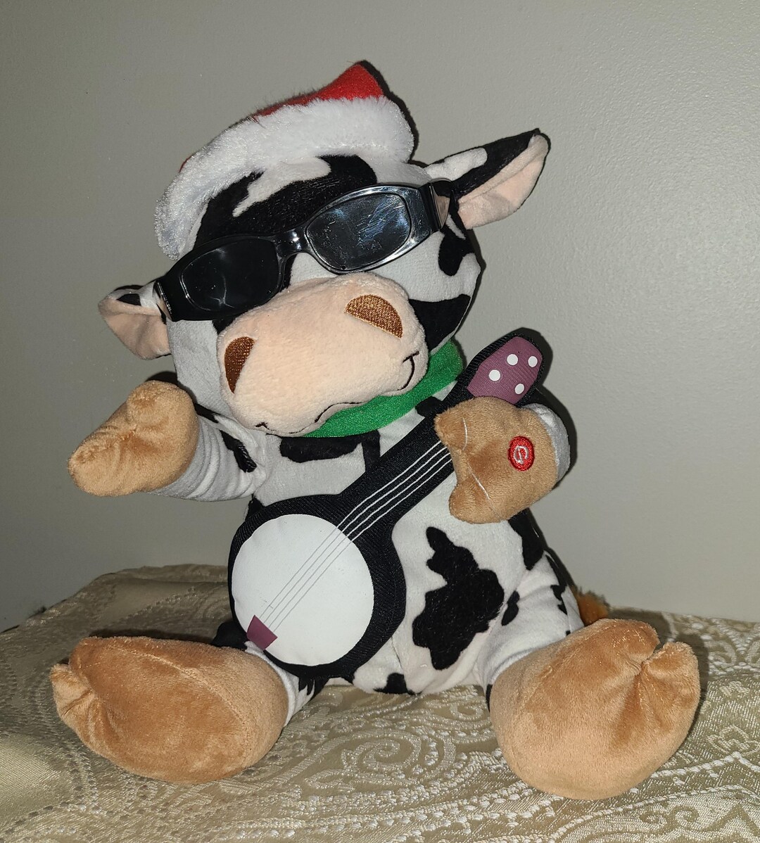 Gemmy Christmas Animated Cow Plush With Banjo Dances Sings Jingle Bells ...