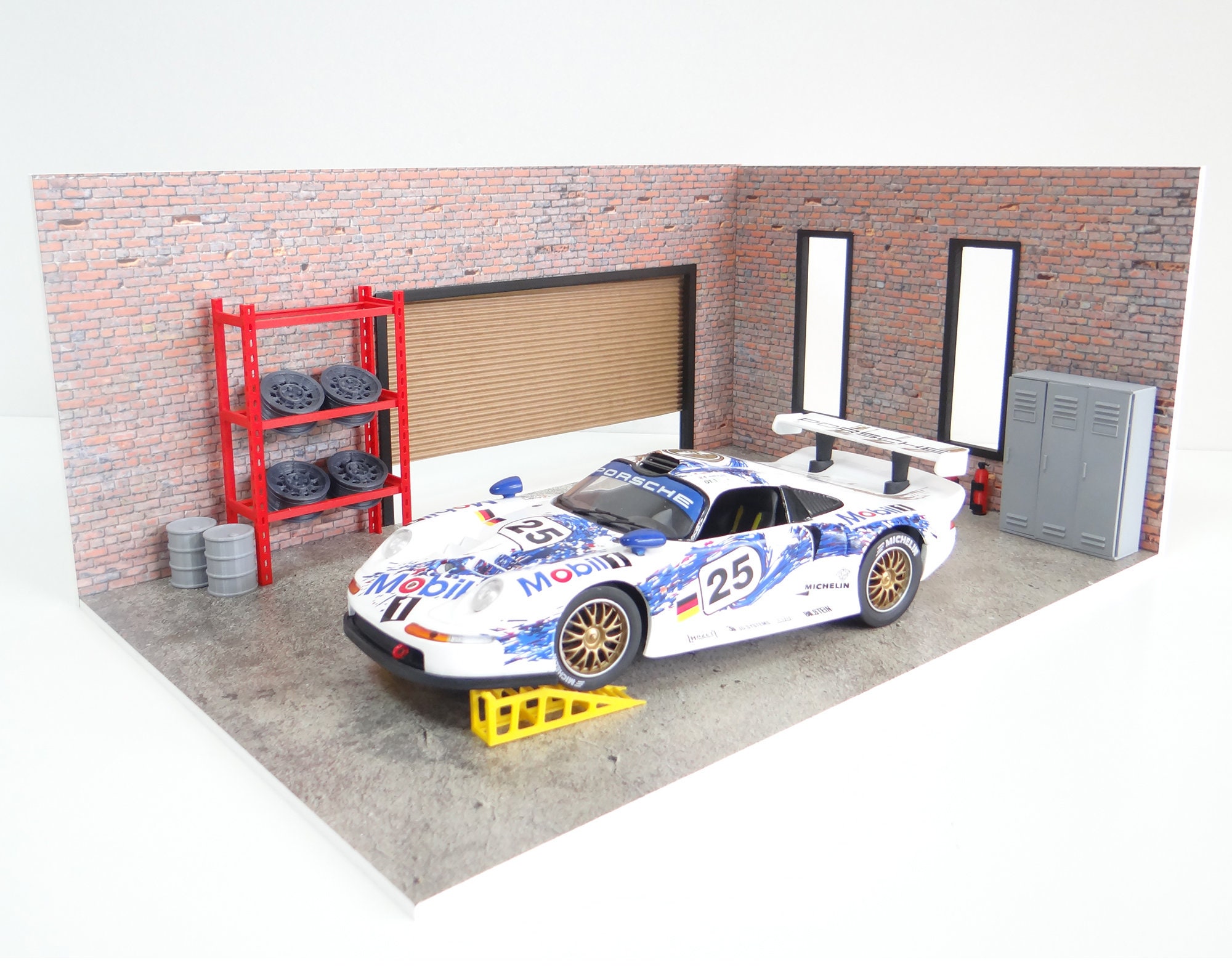 Brick Service Garage With Equipment / Scale 1:18 / Car Service Garage ...