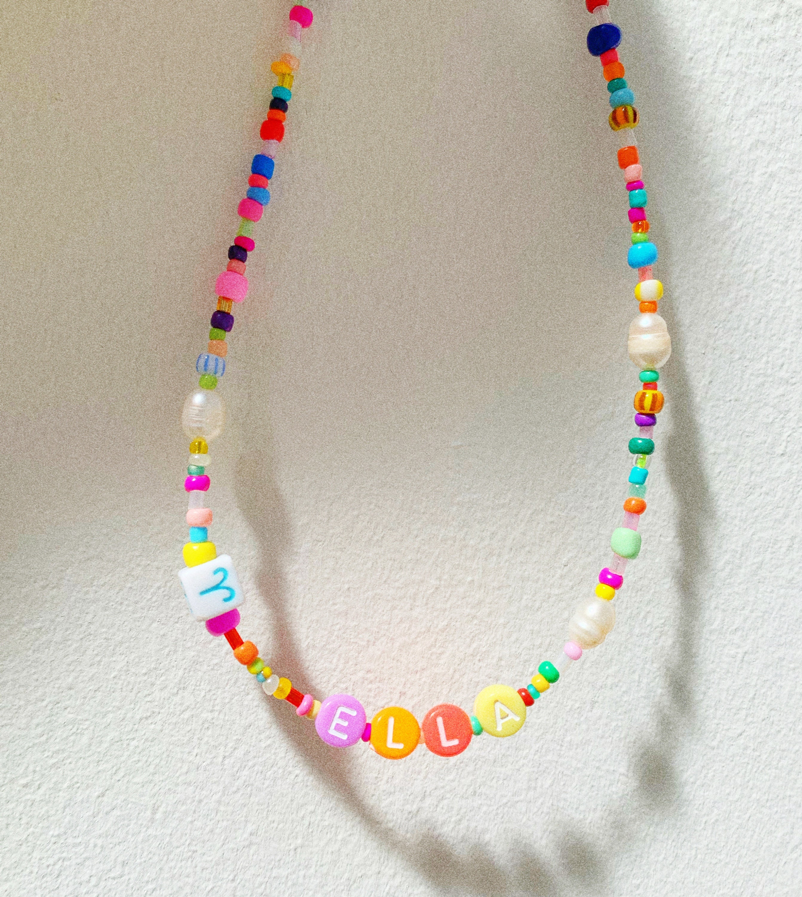 Collana colorata con nome e zodiaco con perle d'acqua - Etsy Italia