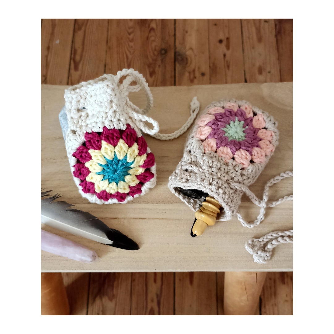 Petite pochette granny au crochet pour pendules, pierres et petit Tarot ...