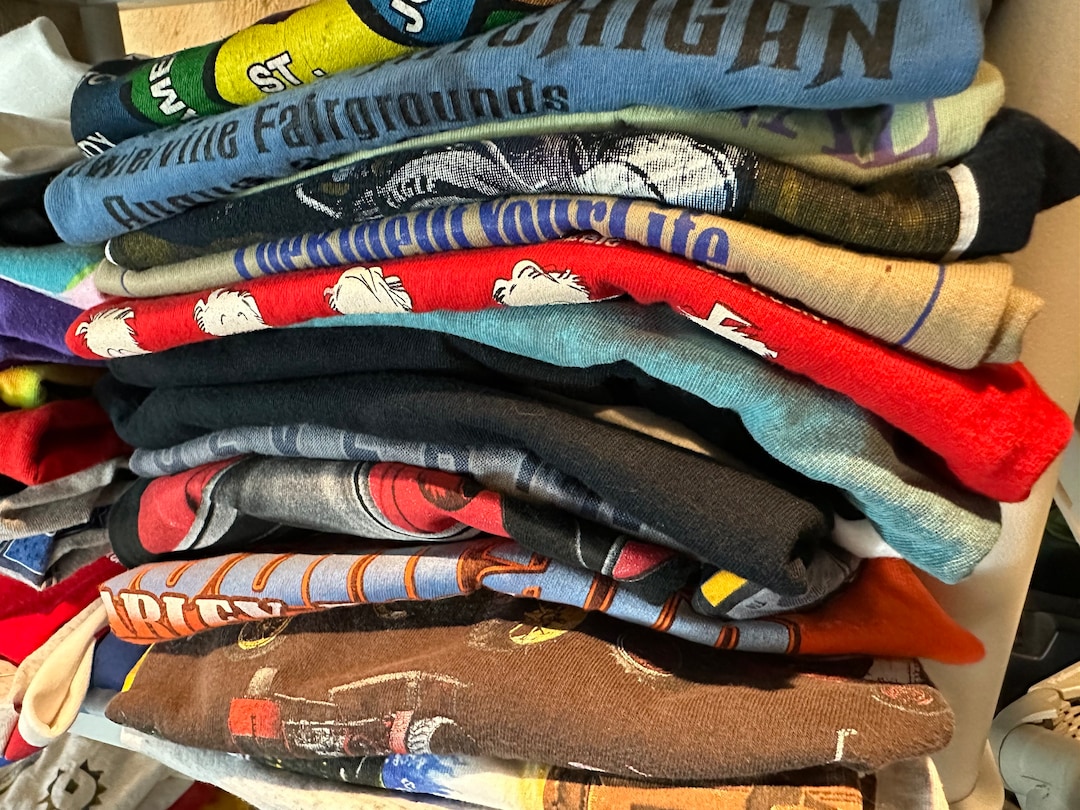 MYSTERY Sports and College T-shirt Bundle Thrift Style T-shirt Bundle ...