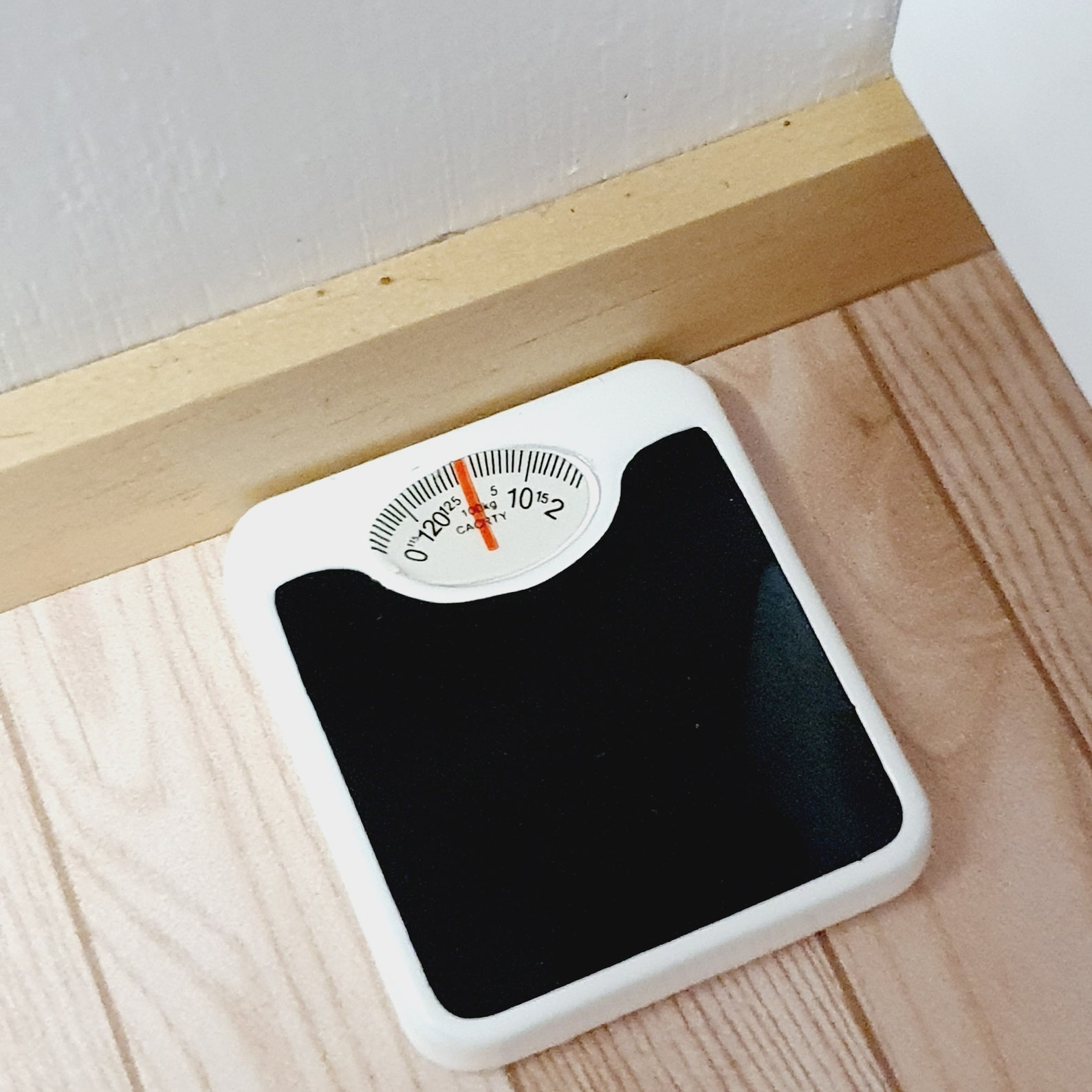 Dolls House Bathroom Scales, Black and White, 12th Scale, Miniature ...