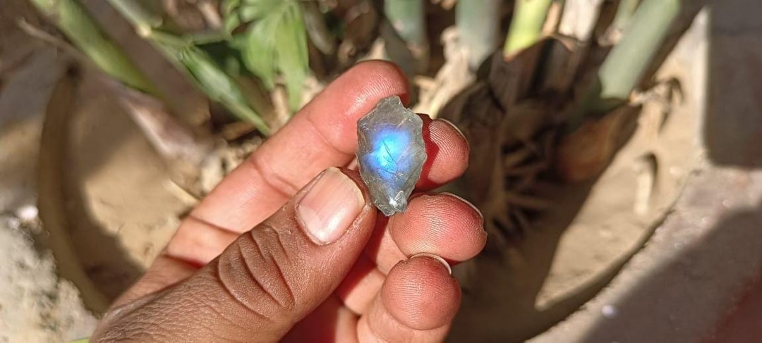 Green Oregon Sunstone Rough: Blue Sheen, 31 Carat Gemstone - Etsy