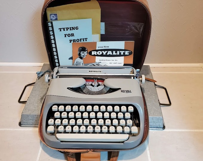 Vintage Royal Royalite Typewriter in Carrying Case - Etsy