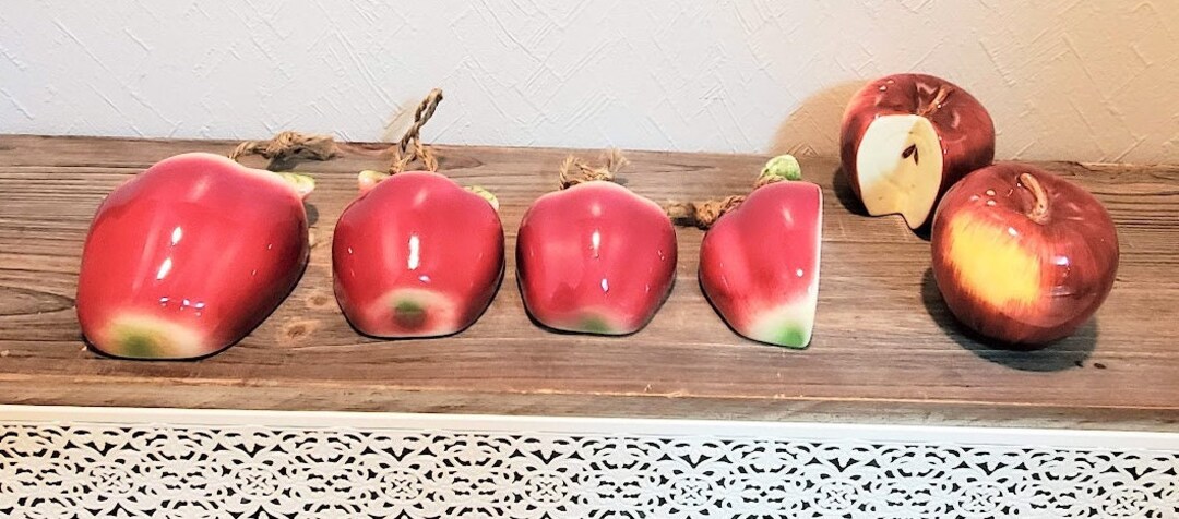 Vintage Apple Measuring Cups Wall Hangings and Salt and Pepper Shaker ...