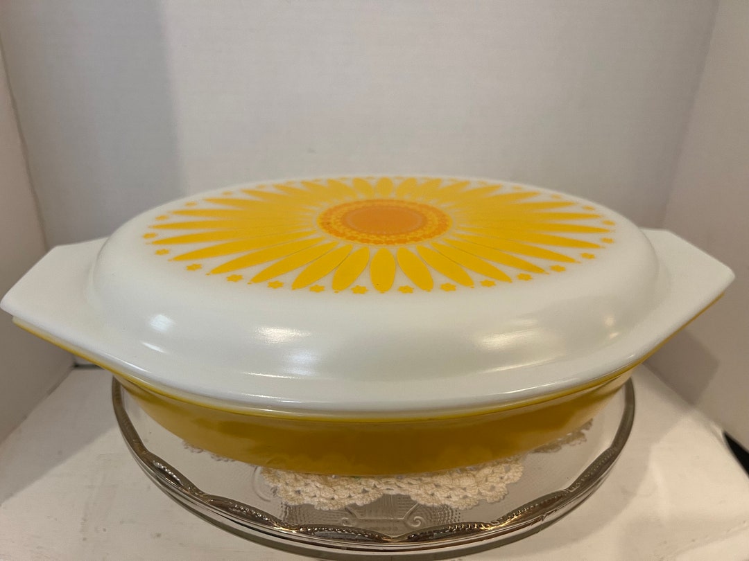Vintage Pyrex Daisy Oval 1.5 Quart, Divided Oval Casserole, Opalware ...