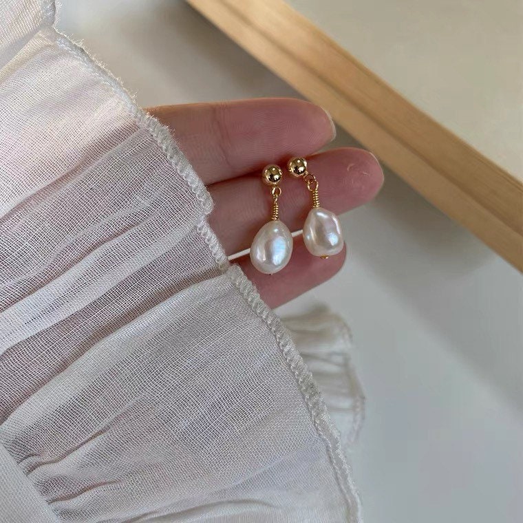 Goldene runde Bohnen mit natürlichen Süßwasserperlen, Perlenohrring ...