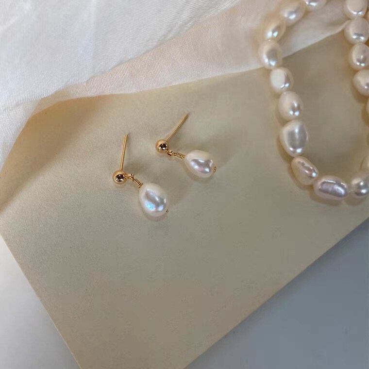 Goldene runde Bohnen mit natürlichen Süßwasserperlen, Perlenohrring ...