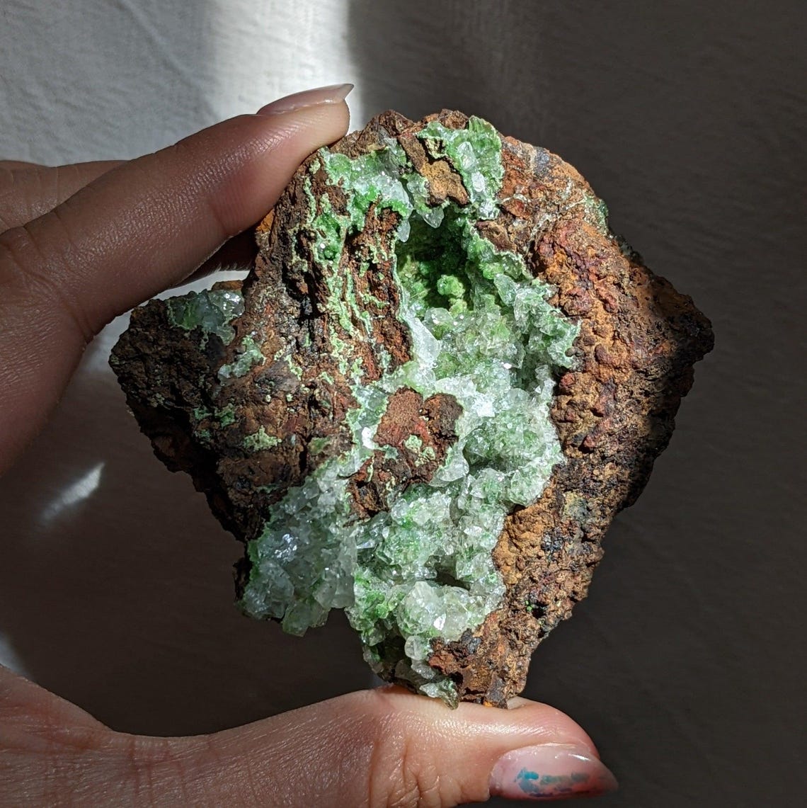 High Grade Green Conichalcite in Shiny Transparent Uv Reactive Calcite ...