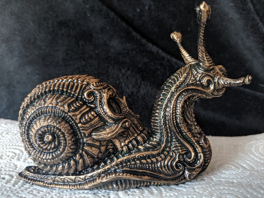 Skull Snail | Dark Artefact Designs | Figure in Resin - Etsy
