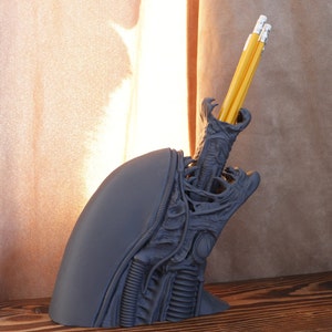 Alien Head Pen Holder • Xenomorph Face Home Decor • 3d Printed Sci-fi ...