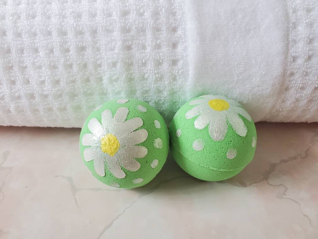 Daisy Bloom Bath Bomb Bath Fizzy. Painted Vegan Bath Bombs. Cruelty ...