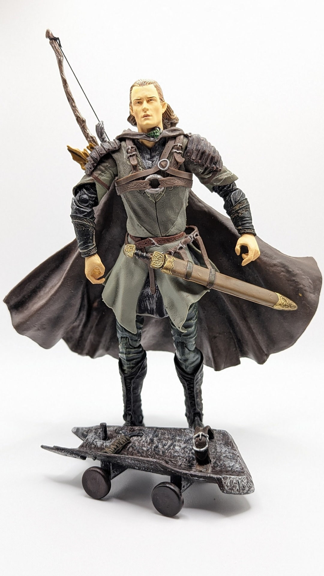 Lord of the Rings Elf Legolas Action Figure With Shield Skateboard 2002 ...