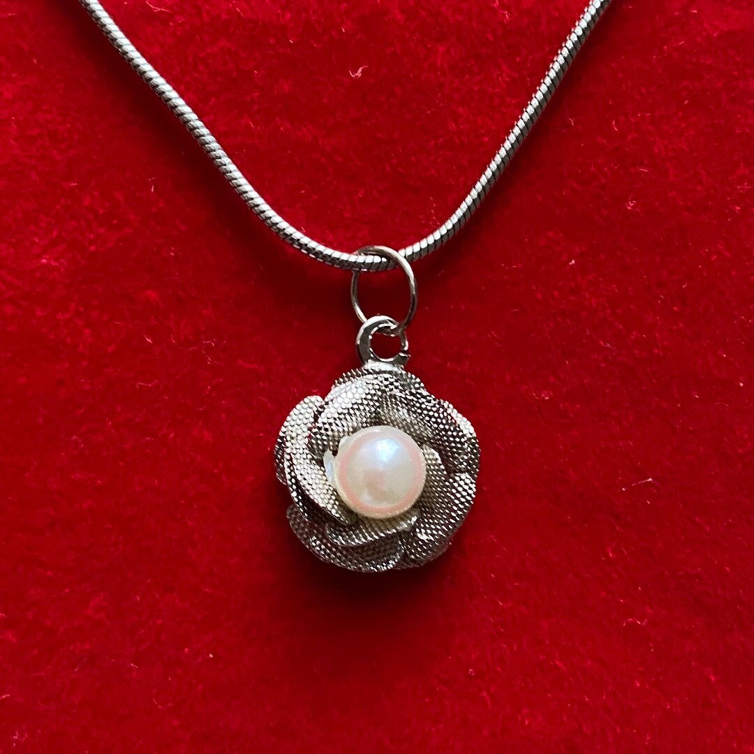 Vintage Silver Tone Metal Mesh Rose Pendant Necklace: Faux Pearl Center ...