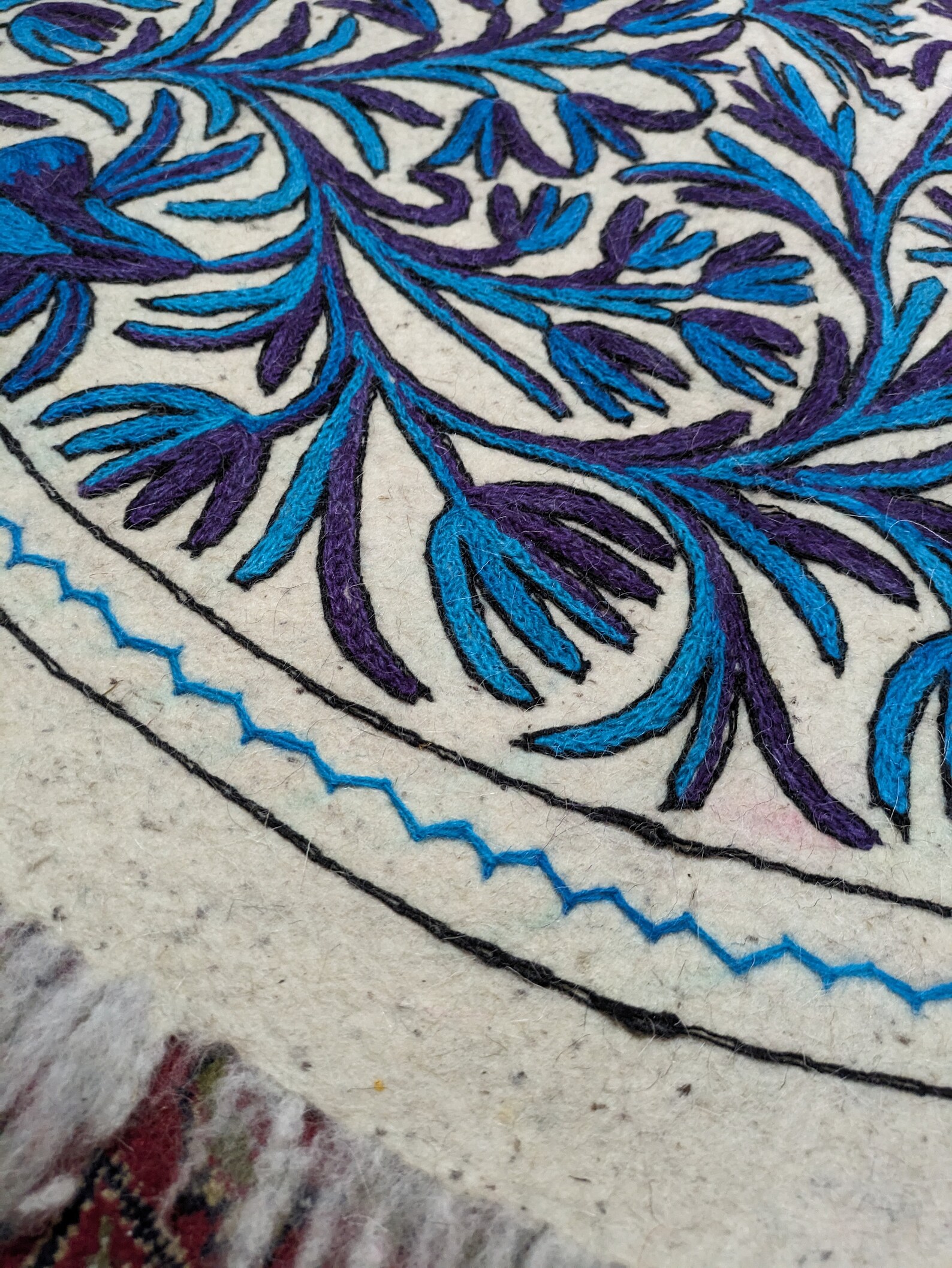 Round 4.5ft Kashmiri Namda Rug | Blue and White Namda Rug | Wool Rug ...