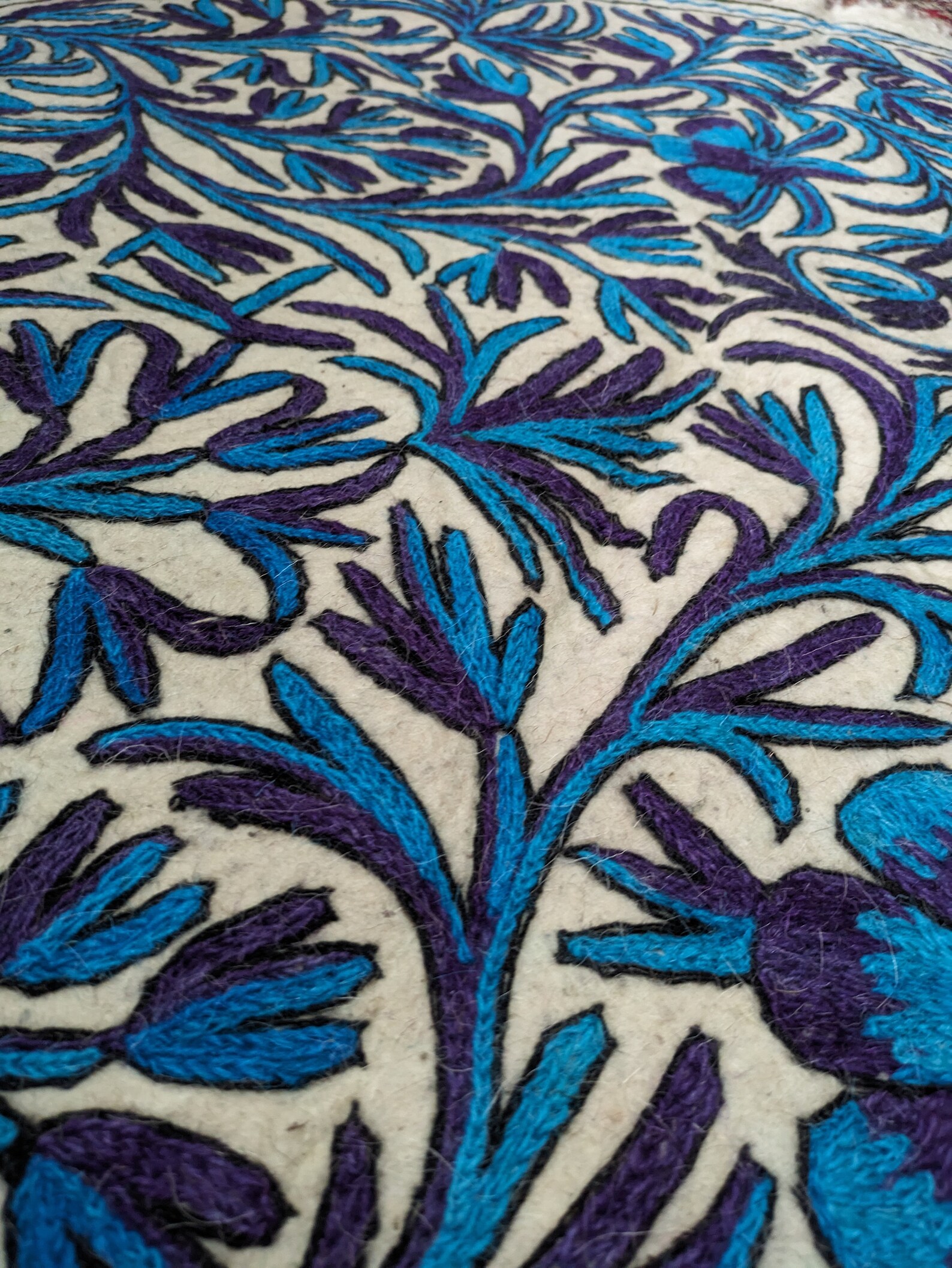 Round 4.5ft Kashmiri Namda Rug | Blue and White Namda Rug | Wool Rug ...