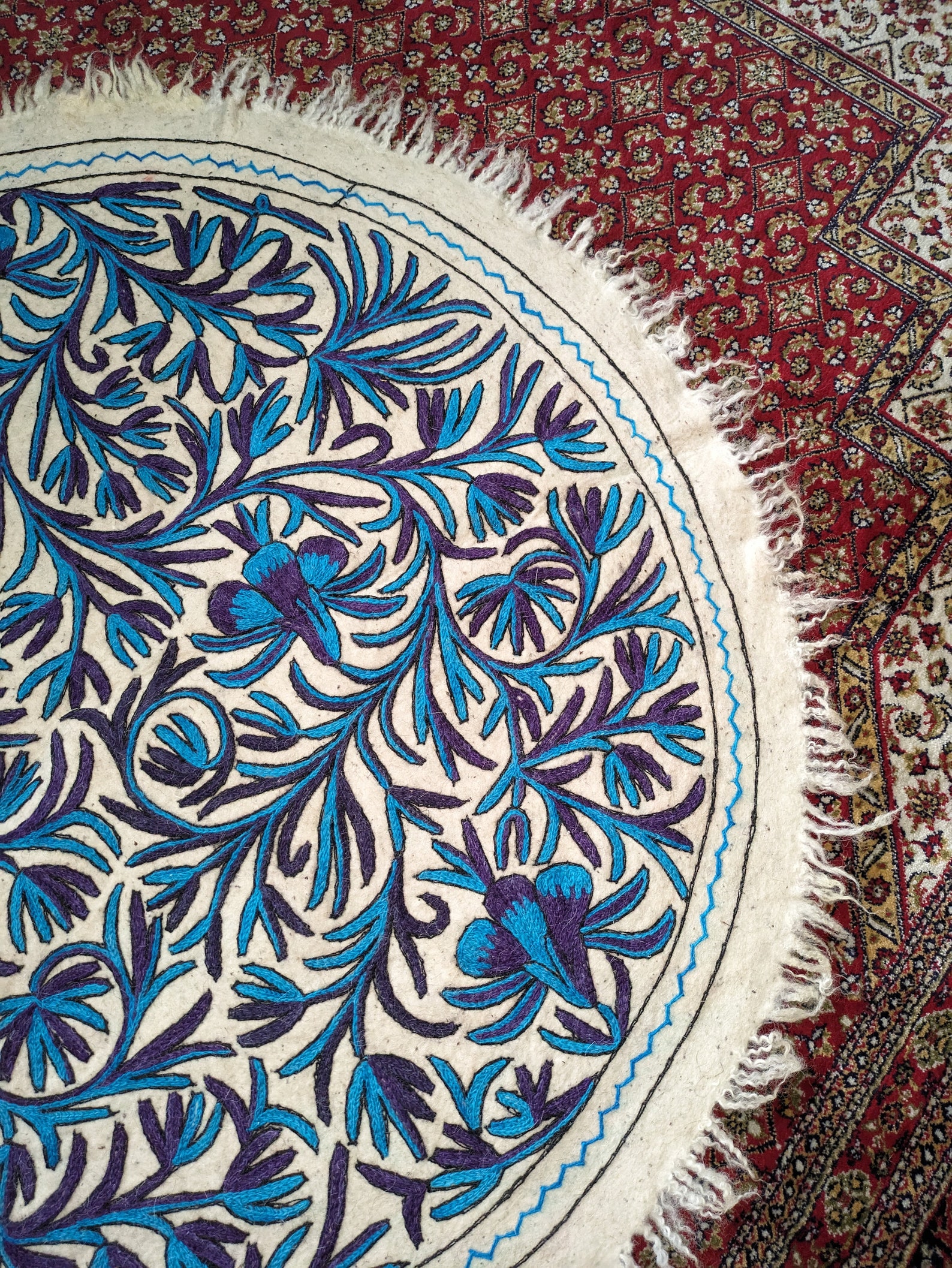 Round 4.5ft Kashmiri Namda Rug | Blue and White Namda Rug | Wool Rug ...