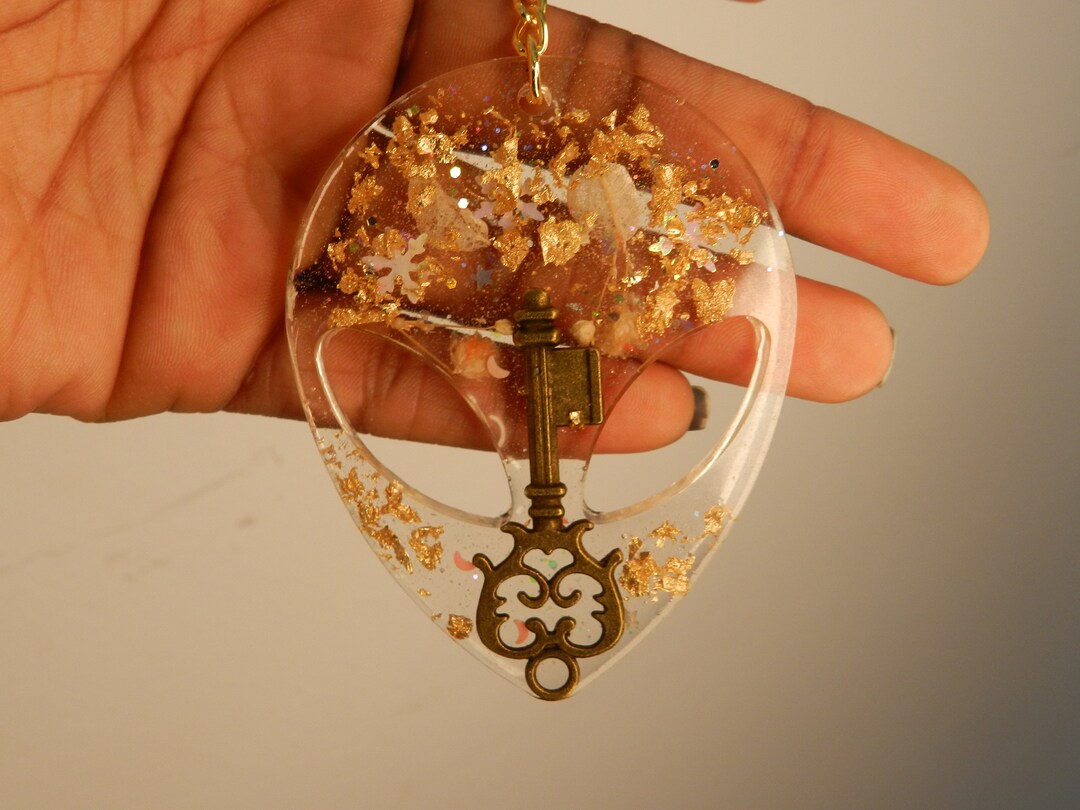 Golden Horizons Elegant Alien Head Keychain Amulet With Gold Flakes ...