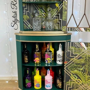 Green Drinks Gin Corner Cocktail Display Gin Cabinet Vintage Spray ...