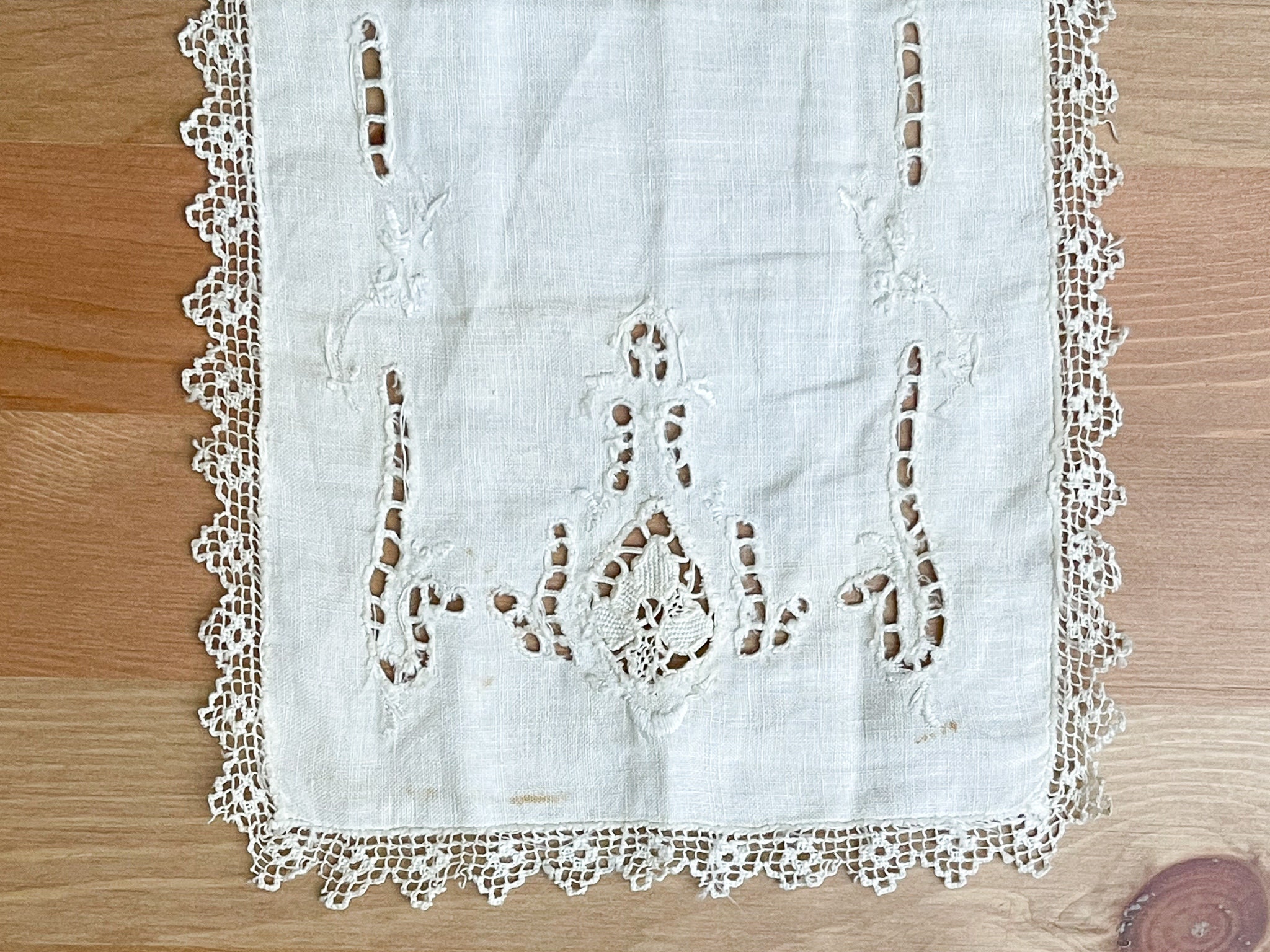 Vintage 1930s-1940s Scallop Edge Embroidered Table Runner Linen 6 X 11. ...