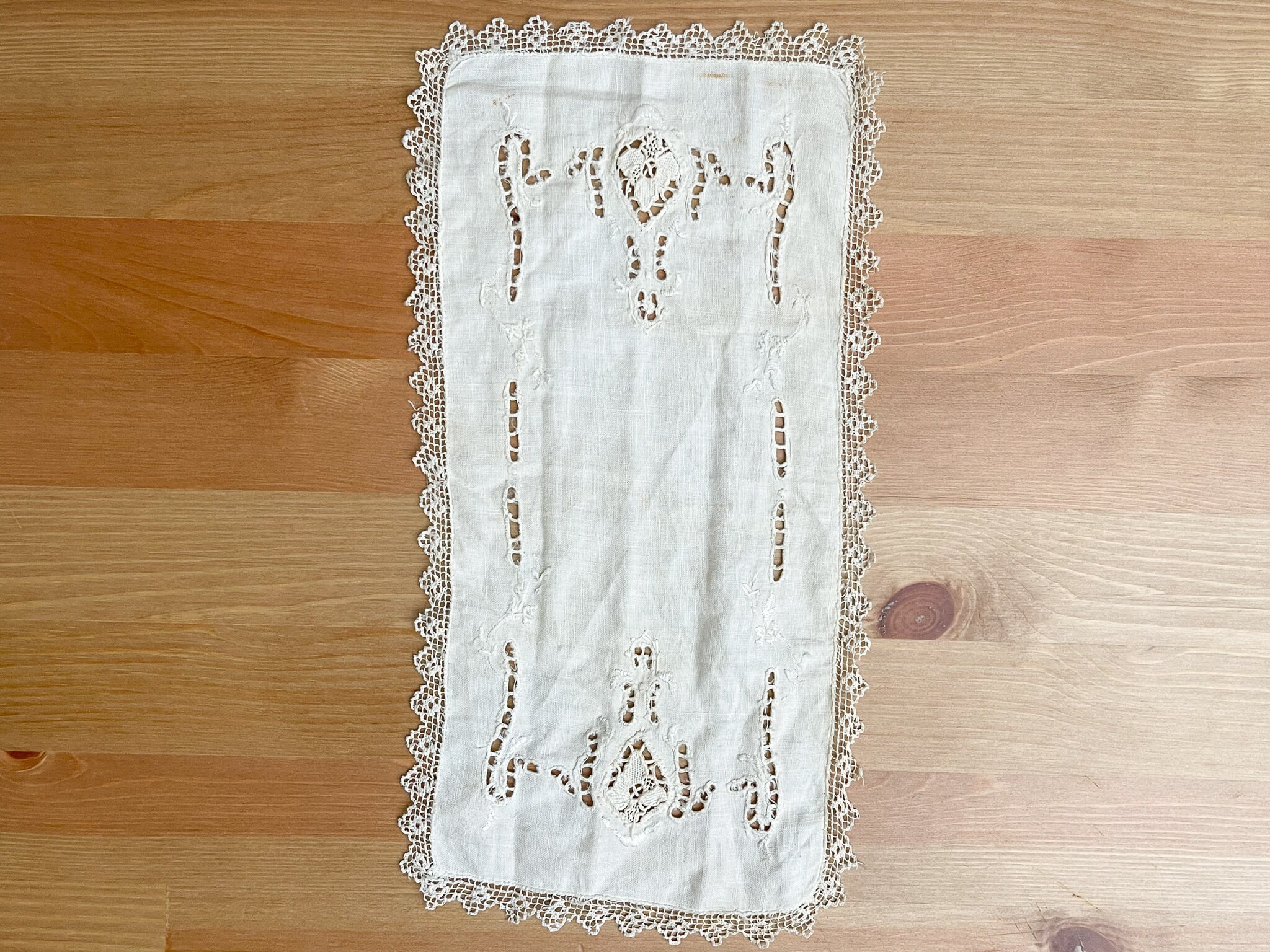 Vintage 1930s-1940s Scallop Edge Embroidered Table Runner Linen 6 X 11. ...